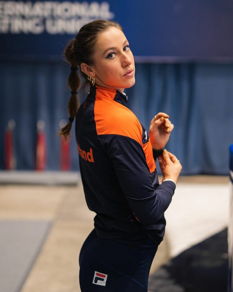 VIDEO: Olympisch kampioene Suzanne Schulting doet rekoefeningen waar ...