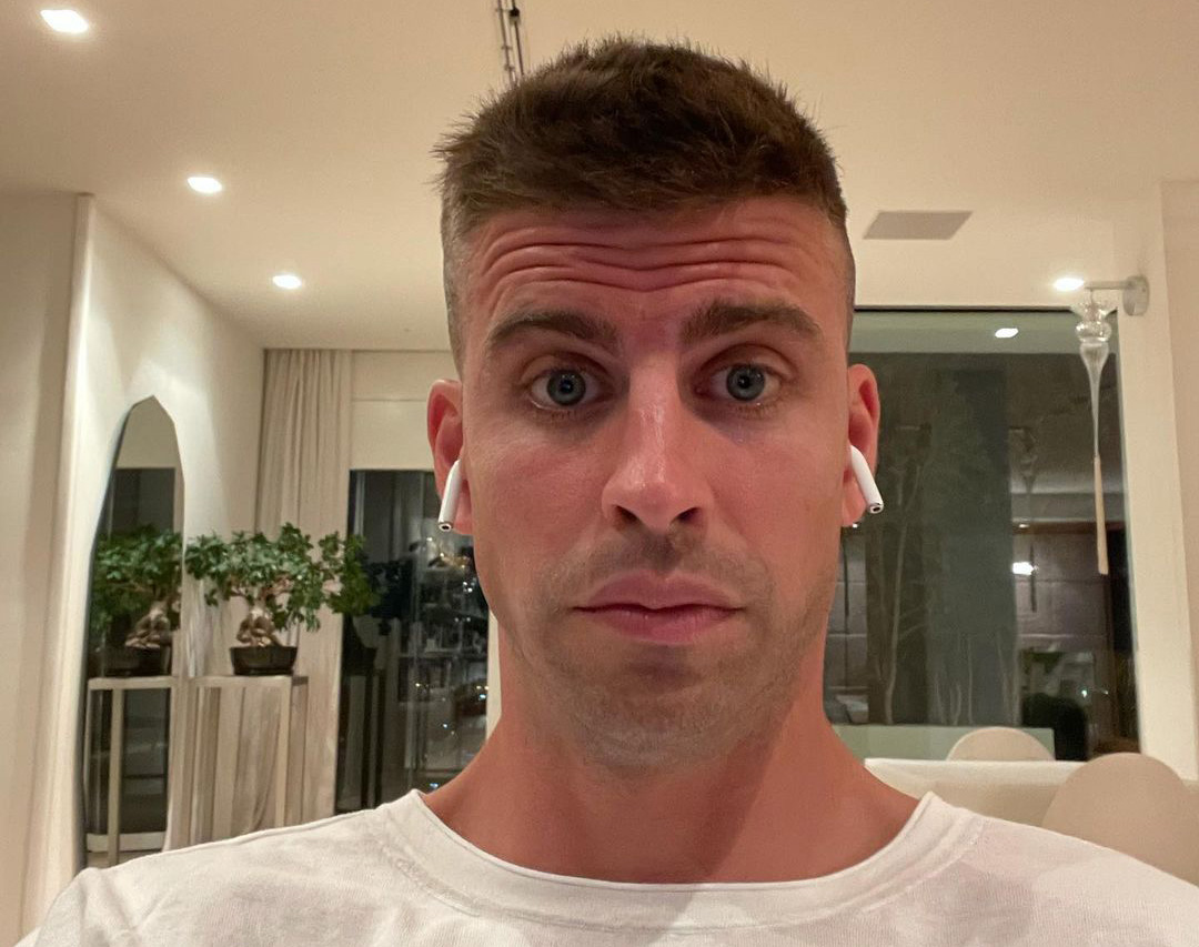 Pique verschijnt in een Renault Twingo na disstrack Shakira