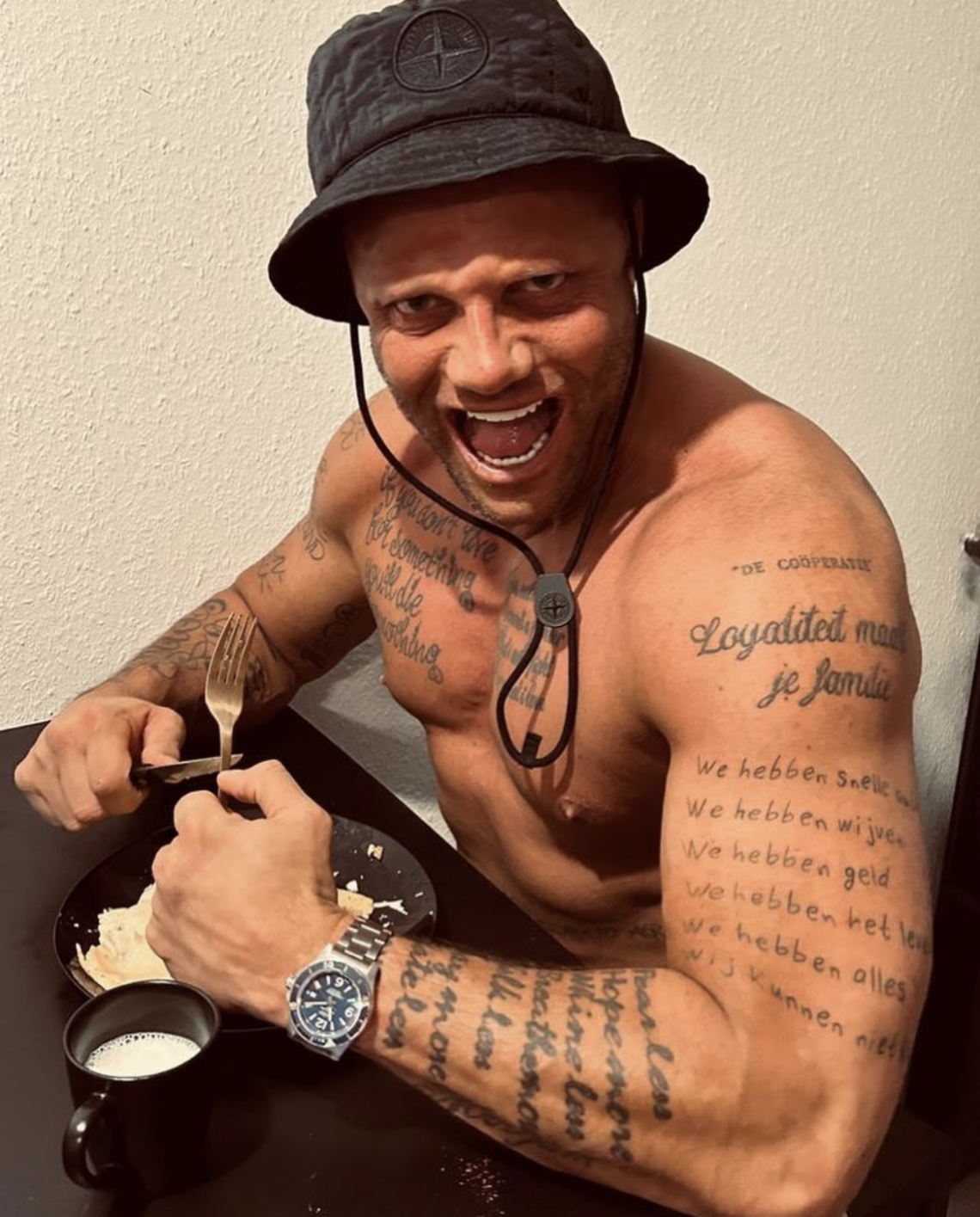 VIDEO: Alex Soze is weer actief en geeft dikke bril weg