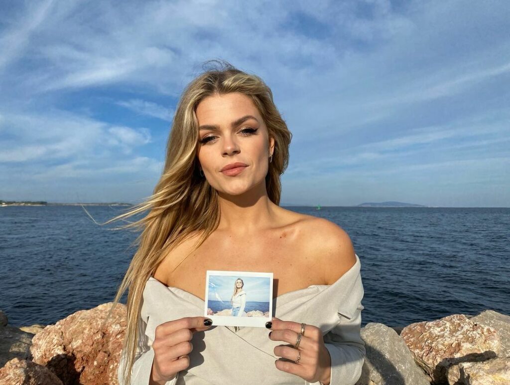 FOTO: Davina Michelle stralend op zonovergoten Instagram-foto in bikini