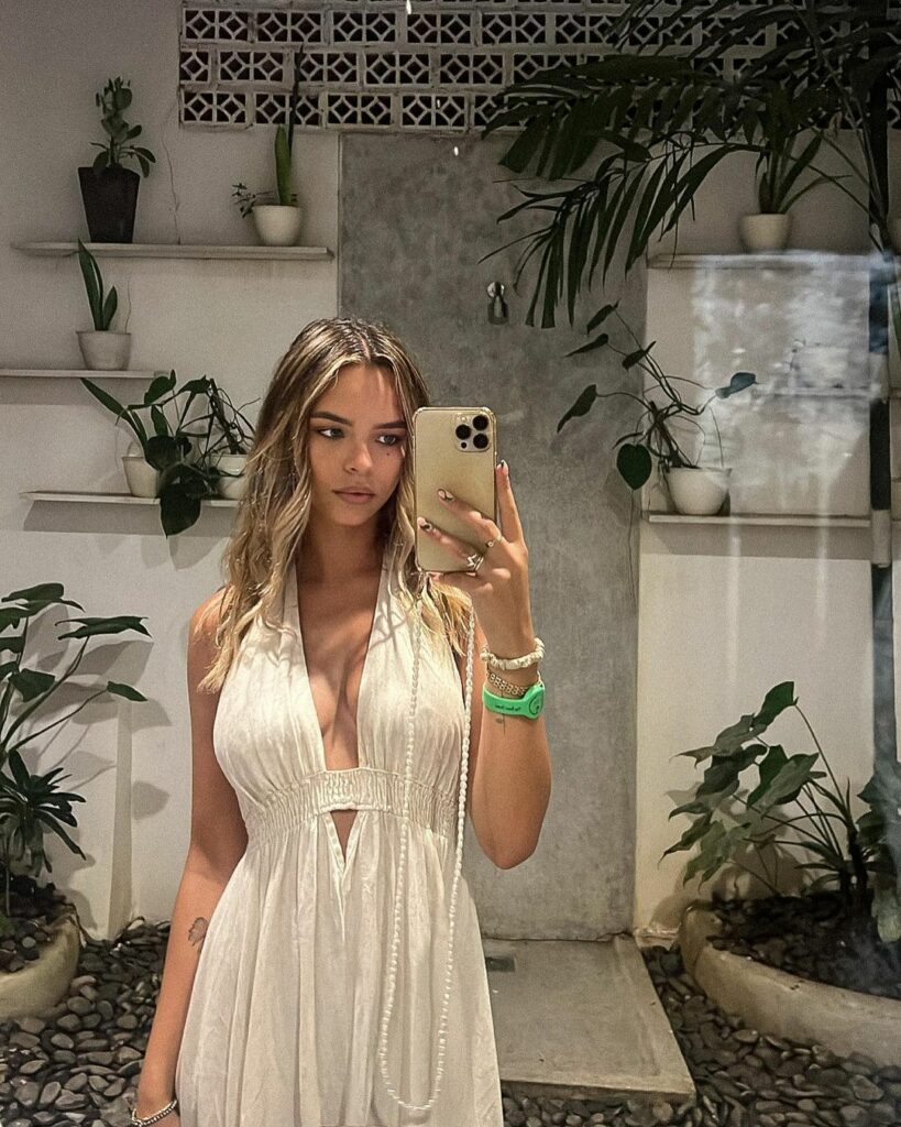 FOTO’S: De 22-jarige Indigo Oord neemt heel Instagram over met haar nieuwste post