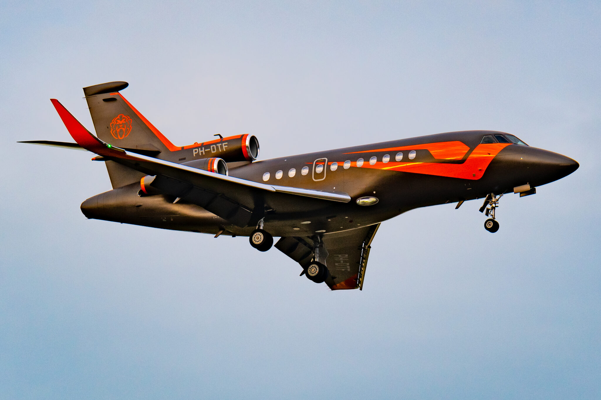 Max Verstappen's privéjet: een kijkje aan boord van de Falcon 900EX