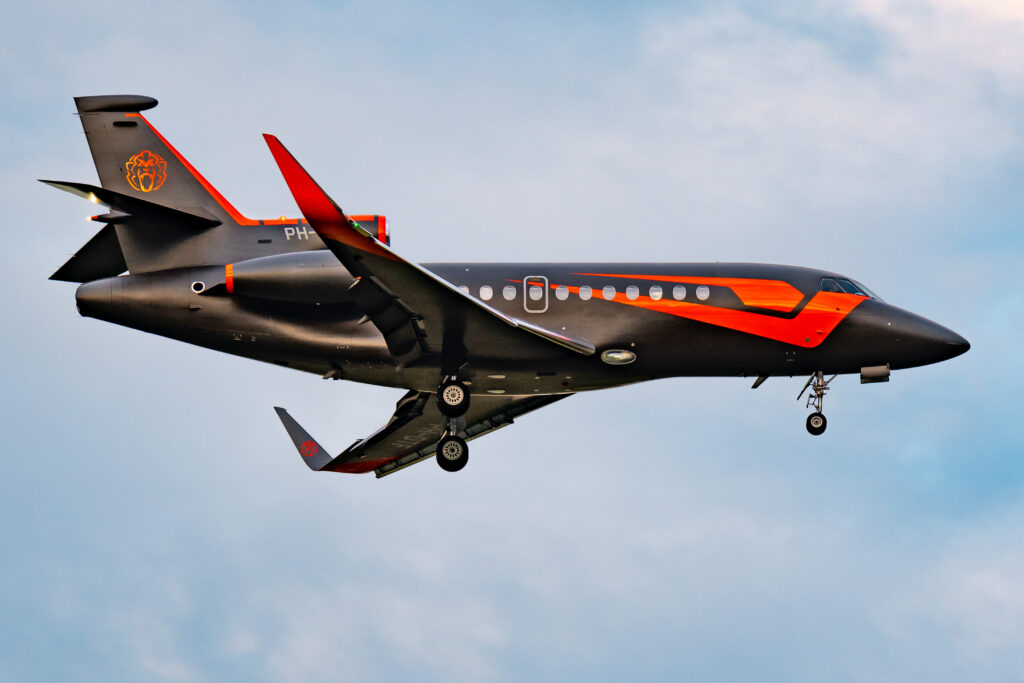 Max Verstappen's privéjet: een kijkje aan boord van de Falcon 900EX