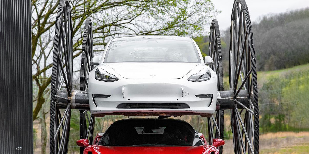 VIDEO: WhistlinDiesel zet Tesla Model 3 op z'n kop met 3 meter hoge wielen