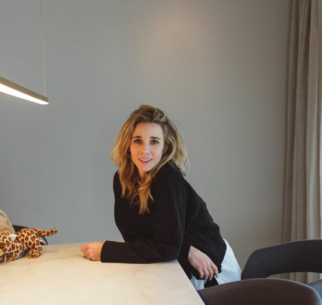 FOTO: Nederlandse sportlegende Ellen Hoog laat haar achterste zien in ...