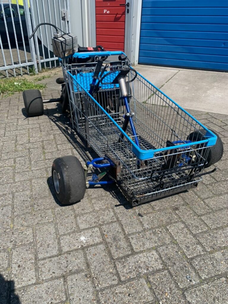 VIDEO: Vriendengroep bouwt winkelkarretje om tot kart met topsnelheid ...