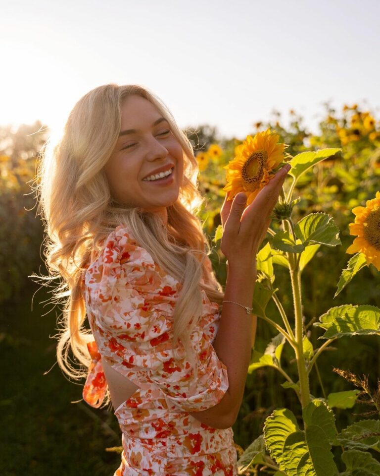 VIDEO: Joy Beune (24) zit strak in haar pak na uitvoeren zware squat ...