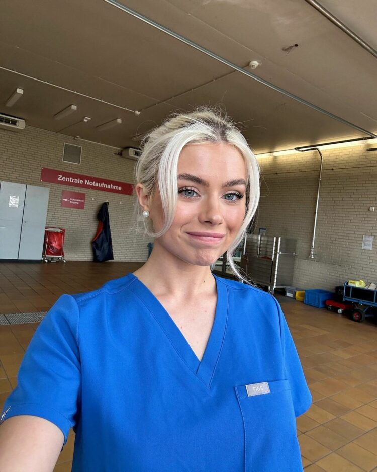 FOTO'S: Kim Schiele: De Duitse verpleegkundige die je ademloos achterlaat