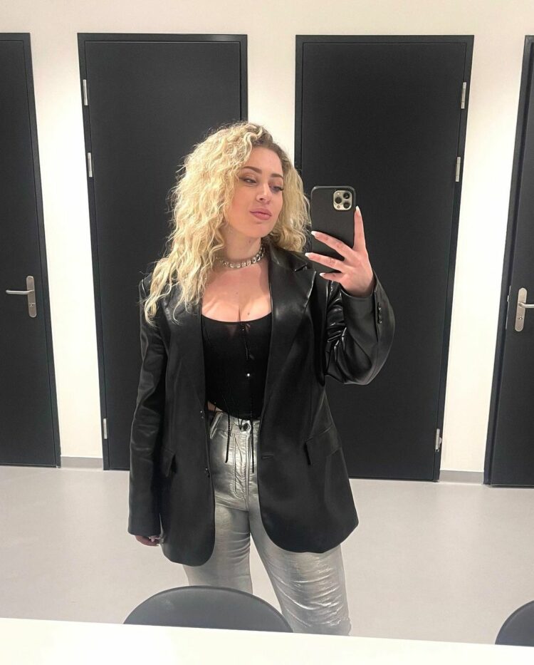 FOTO: OG3NE's Lisa breekt internet met adembenemend diep decolleté - de ...