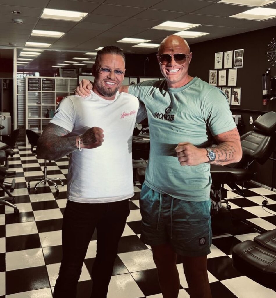 VIDEO: Alex Soze (42) springt ongevraagd in een kermisattractie om de ...