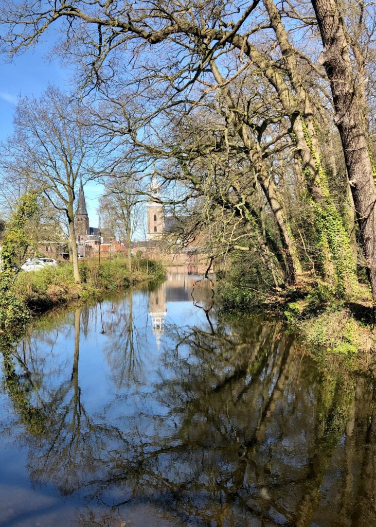 VIDEO: Verwarde man zet Almelo op zijn kop en ontsnapt in het water