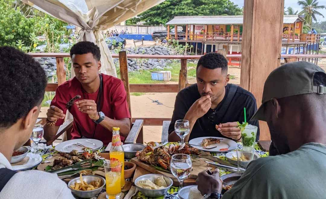 VIDEO: Cody Gakpo skipt luxe resorts en helpt kinderen in Togo