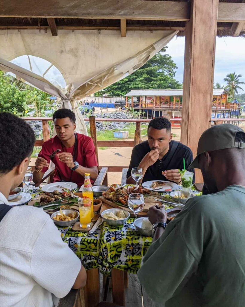 VIDEO: Cody Gakpo skipt luxe resorts en helpt kinderen in Togo