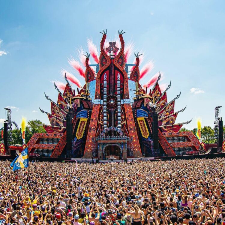 VIDEO: Dames gaan viral door leuke dansjes op beukfeest Defqon.1