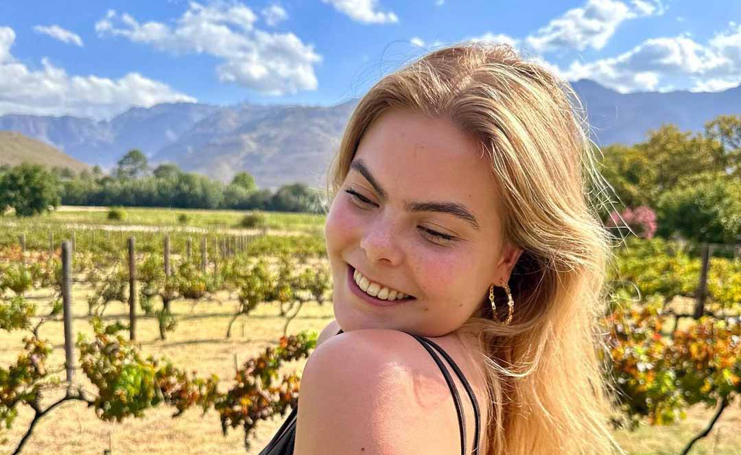 VIDEO: Eloise van Oranje deelt TikTok in een nogal luchtige rode jurk