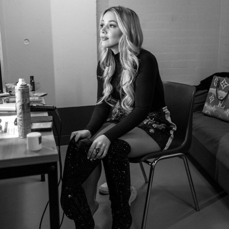 FOTO: Emma Heesters (27) verleidt haar volgers opnieuw met een gewaagde ...