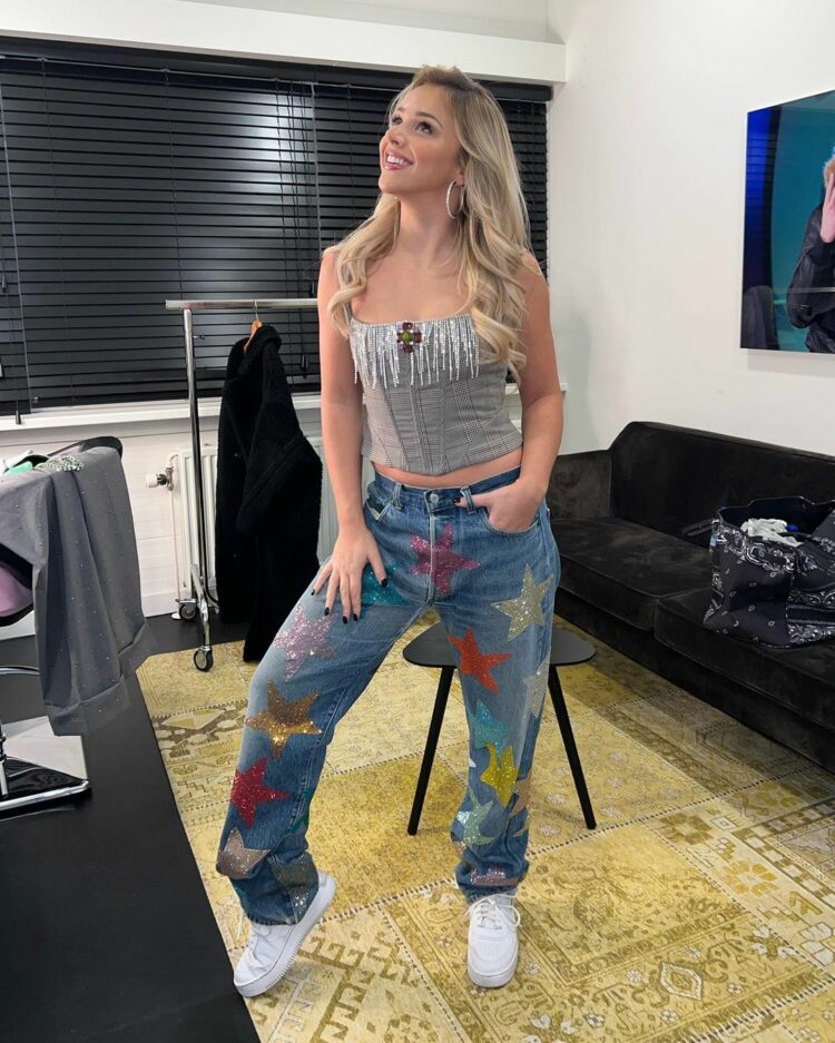 FOTO: Emma Heesters blijft ons verbazen met uitdagende outfits