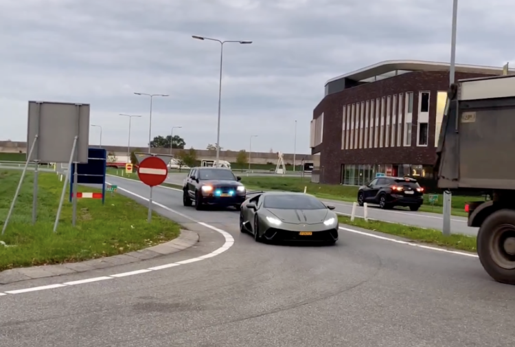 VIDEO: Jeep Grand Cherokee Trackhawk met zwaailichten jaagt op een ...