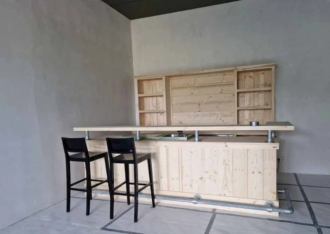 FOTO'S: Op deze manier bouw je een eigen mancave bar voor in jouw kelder