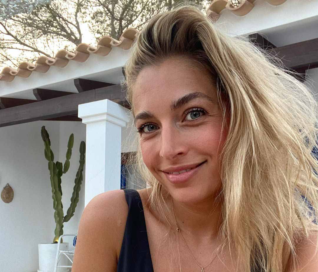 FOTO: Shelly Sterk deelt nieuw kiekje onder de caption: 'Decolleté voor ...