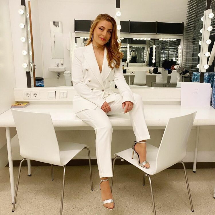 FOTO: Amy Vol van OG3NE deelt een gewaagd vakantiekiekje in haar bikini