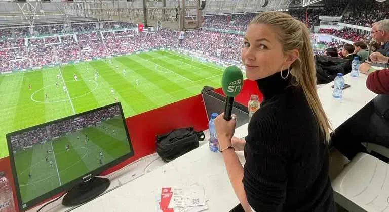 FOTO: Oud-voetbalster Anouk Hoogendijk (38) deelt een gewaagde foto in ...