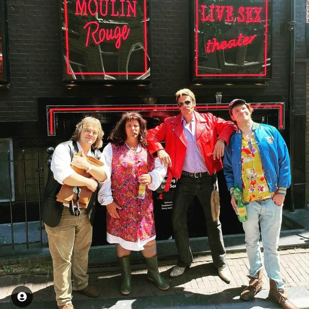 GENIALE BEELDEN: De volledige familie Flodder is gespot in Amsterdam