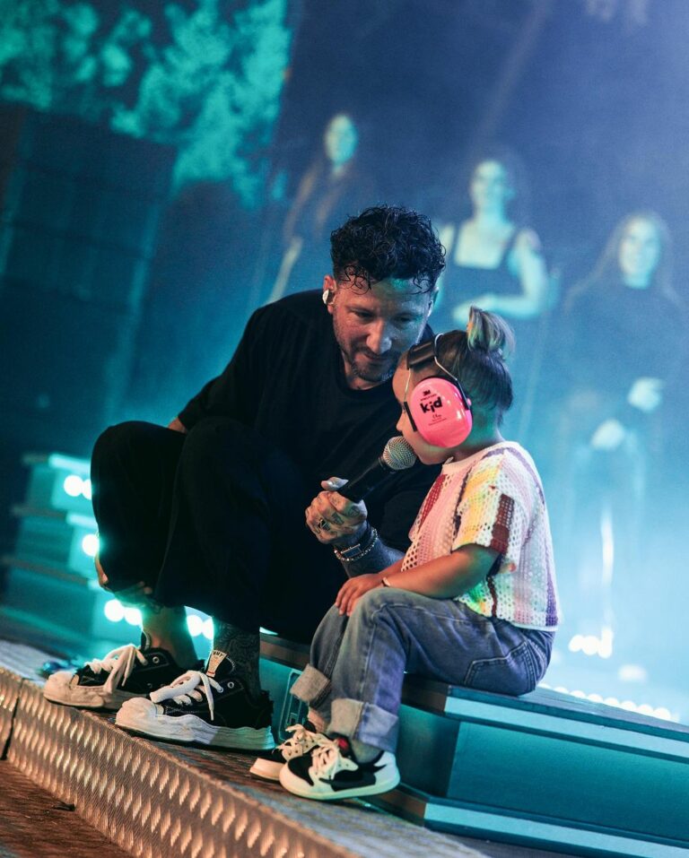 BEELDEN: Kraantje Pappie zijn dochter neemt het podium over bij een show