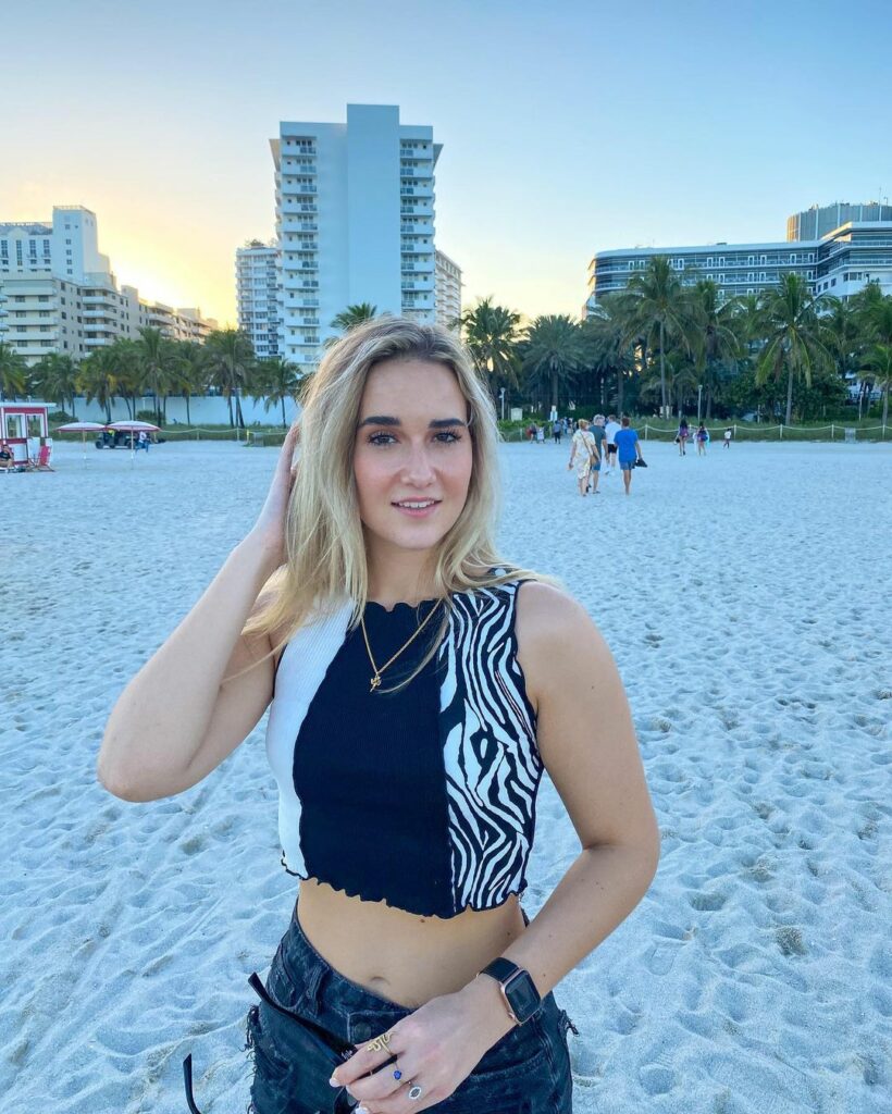 FOTO: Melanie Latooy (zusje van Gio) schittert in bikini tijdens heet bootavontuur