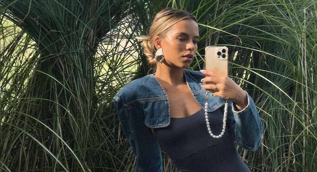 FOTO'S: Indigo Oord schittert in spiegelfoto's: strak pakje en stralende stijl!