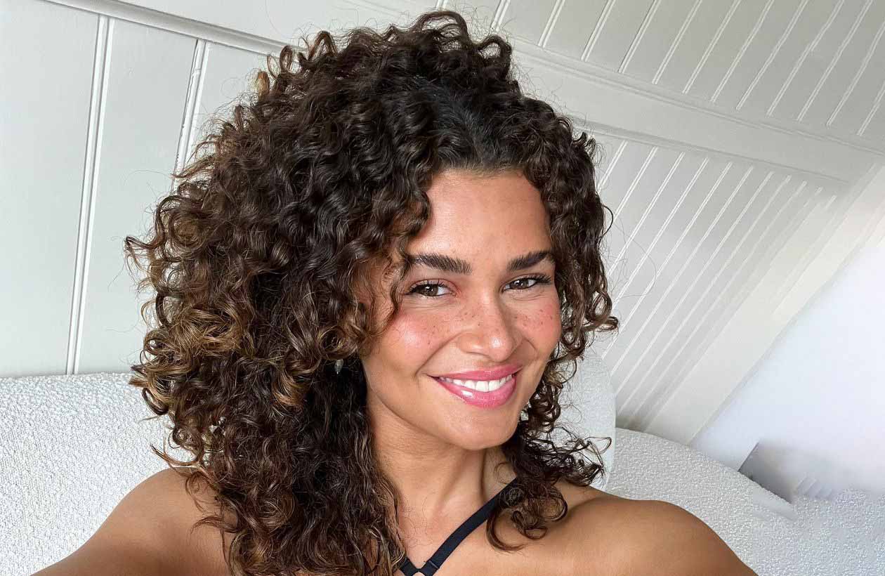 FOTO: Rachel John deelt een spiegelselfie vanaf Bali in bikini