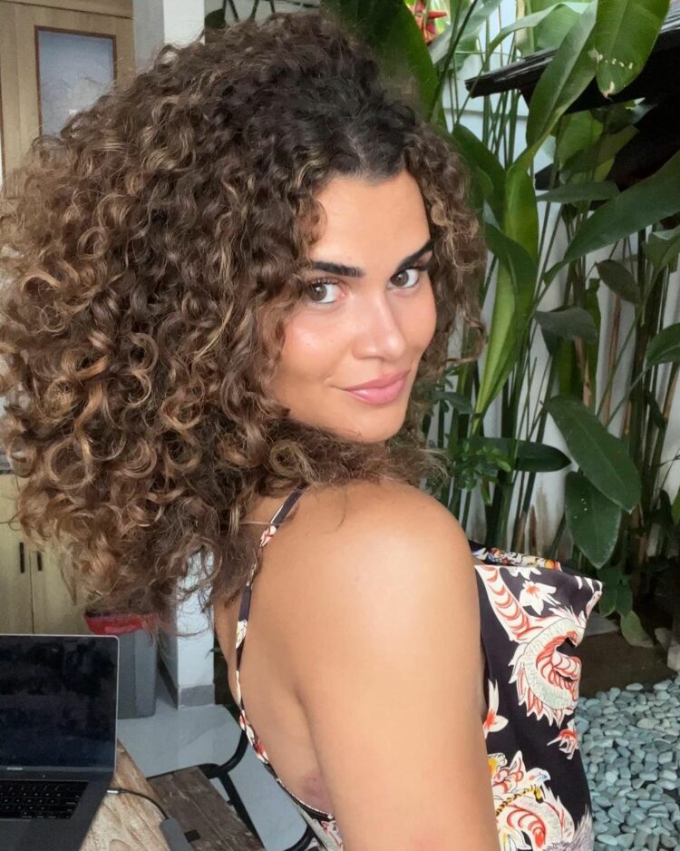 FOTO: Rachel John deelt een spiegelselfie vanaf Bali in bikini