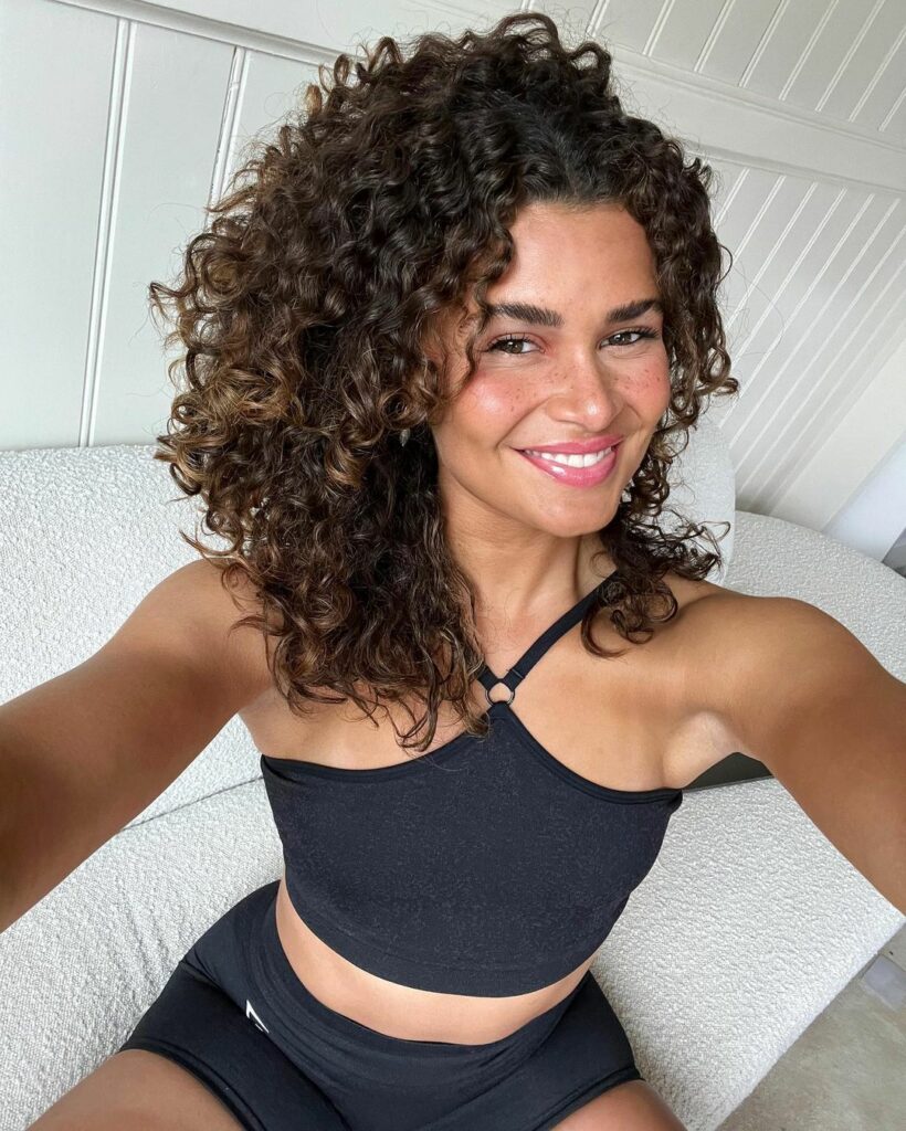 FOTO: Rachel John deelt een spiegelselfie vanaf Bali in bikini