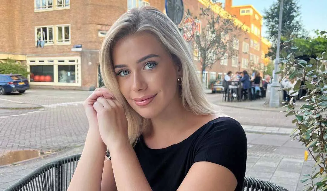 FOTO'S: Victoria Vermeer schittert in trouwjurk met diep decolleté