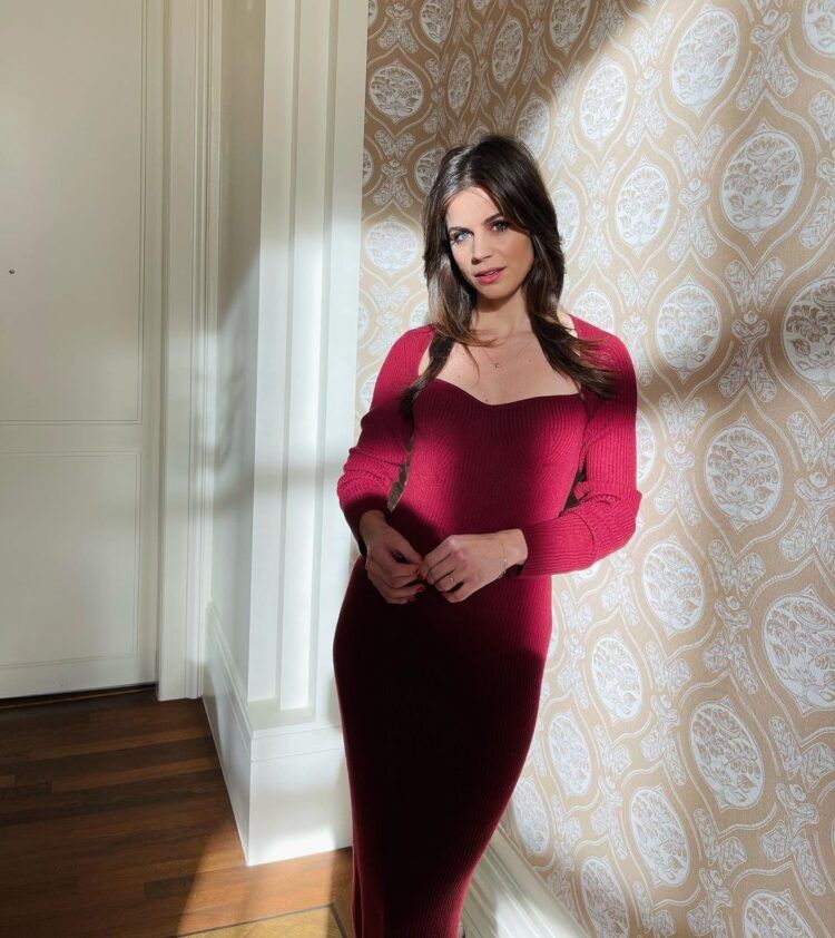 Foto: Elise Schaap maakt volgers gek met foto in openstaand jurkje