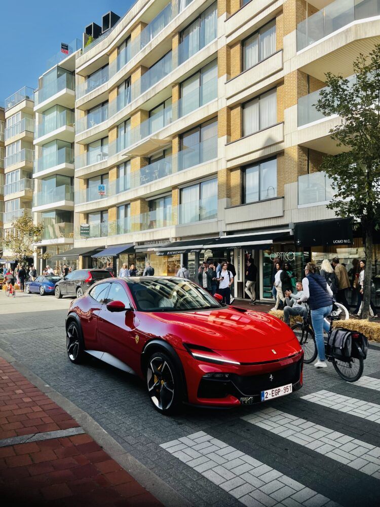 VIDEO: De eerste Ferrari Purosangue in Nederland in beeld