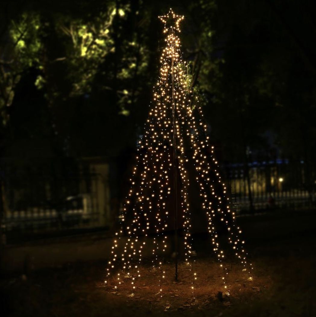 Verlicht je tuin deze feestdagen met de XXL Led-kerstboom van de Action ...