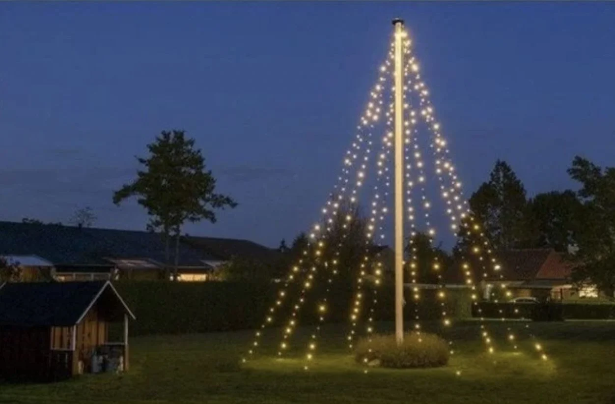 Verlicht je tuin deze feestdagen met de XXL Led-kerstboom van de Action ...