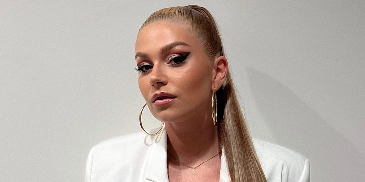 FOTO'S: Roxeanne Hazes (30) deelt gewaagde foto's in strak topje op ...