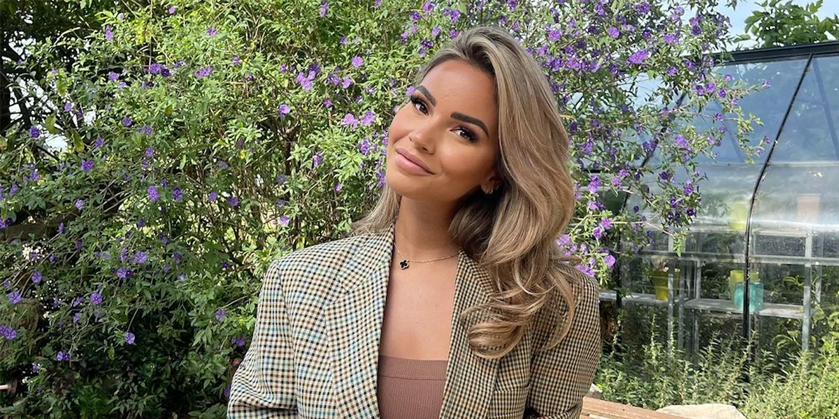 WOW: Monica Geuze deelt nieuwe foto's in bruine lingerie van Hunkemoller