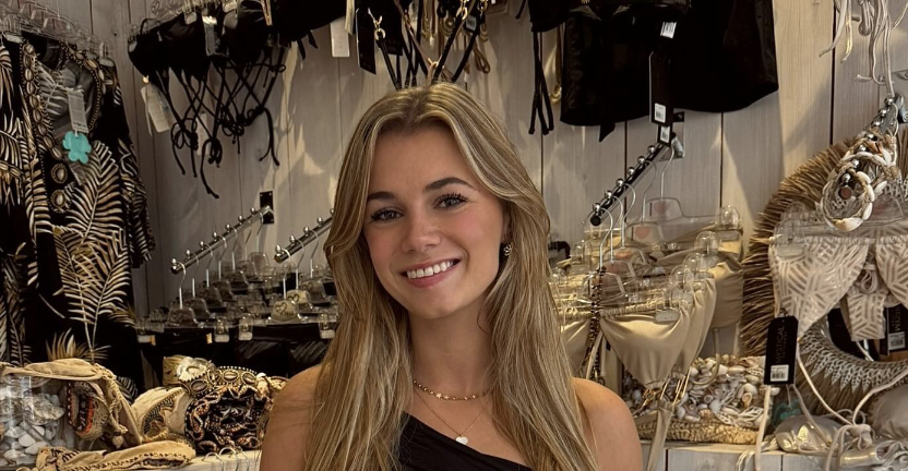 FOTO: Verloskundige Benthe Buls doet outfitjes passen in een lingeriezaak
