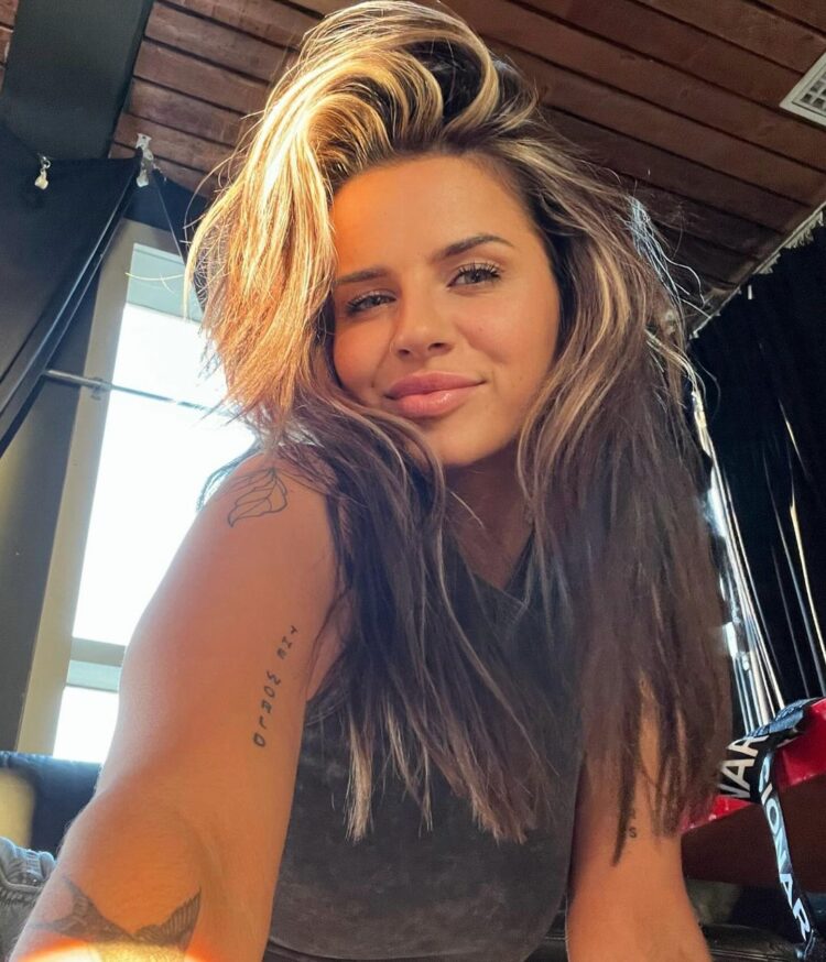 FOTO'S: De prachtige Didi Shanna deelt foto's in een strak badpak aan ...