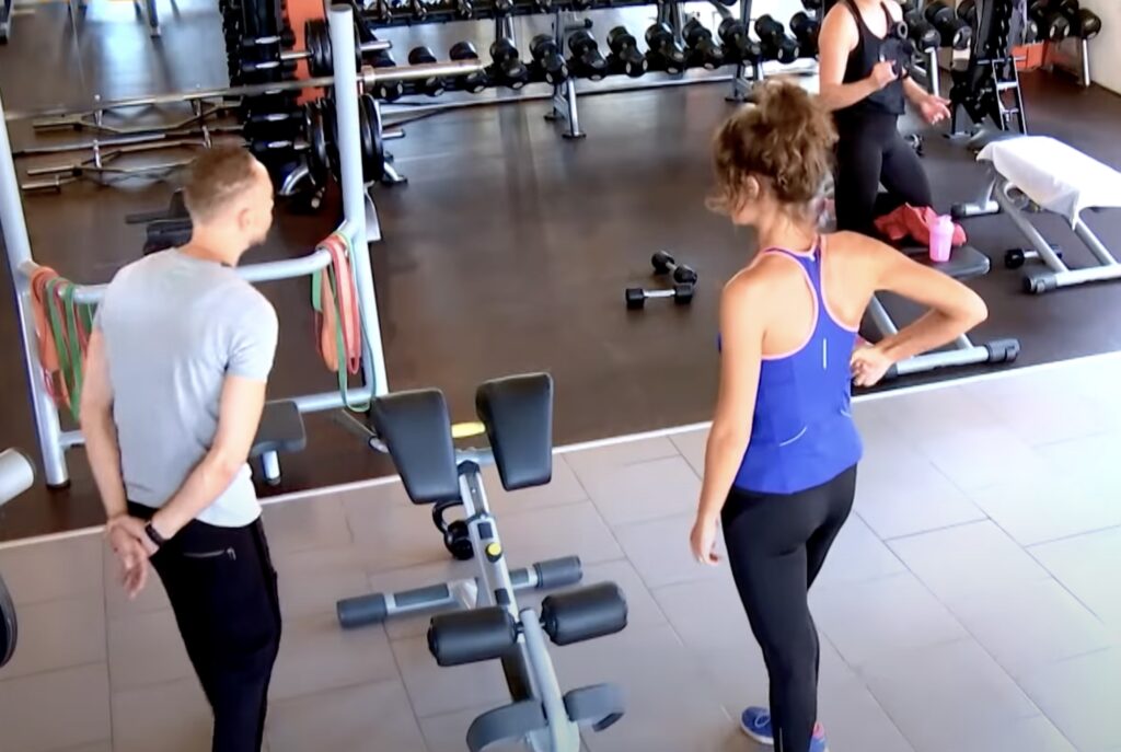 VIDEO: Personal trainer betast vrouw in sportschool "Zit je gewoon aan ...
