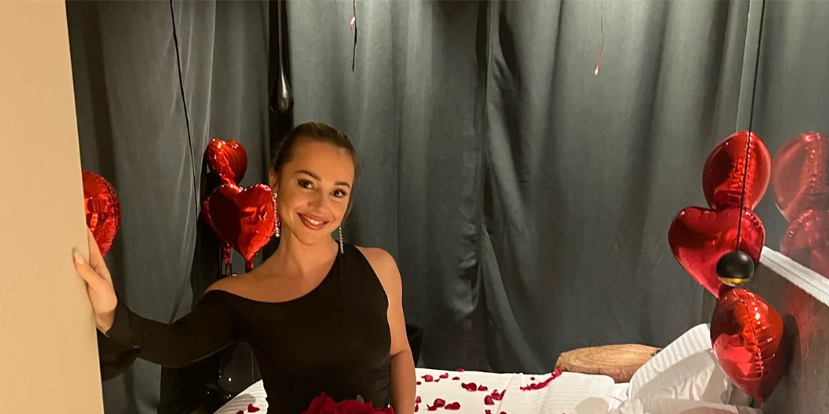 FOTO: Emma Heesters deelt foto in iets te kleine bikini tussen de ...