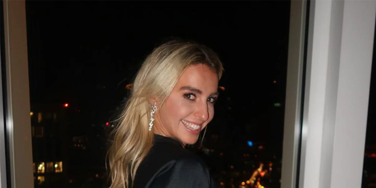 FOTO: Iris Enthoven deelt een pikante foto met een iets te open blouse ...