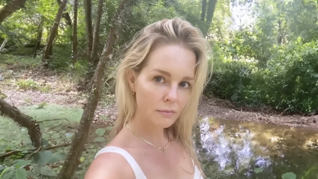 VIDEO: Chantal Janzen gaat tropisch avontuur aan in haar witte bikini
