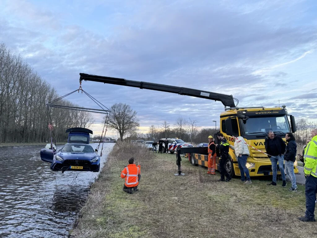 VIDEO: Blauwe Mercedes GTR AMG (€277.969,-) moet uit het water getild ...