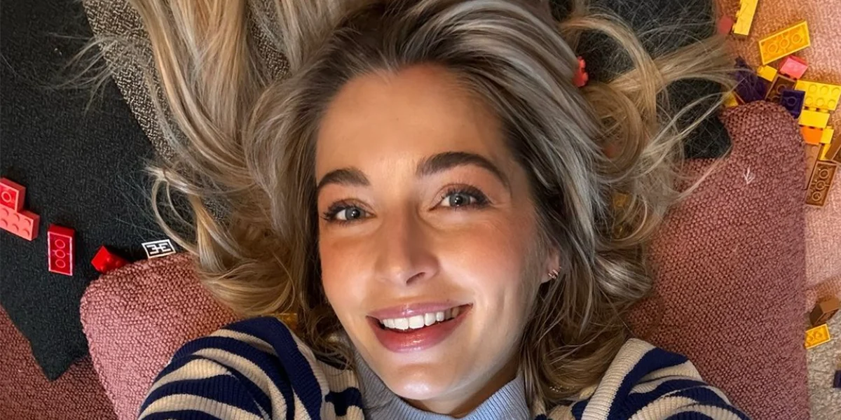 FOTO: Shelly Sterk straalt voor de spiegel in blauwe bikini