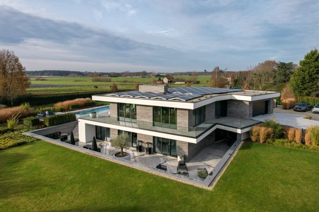 FOTO'S: Vlogger Gio koopt een bizarre villa in Nederland van €2.2 miljoen