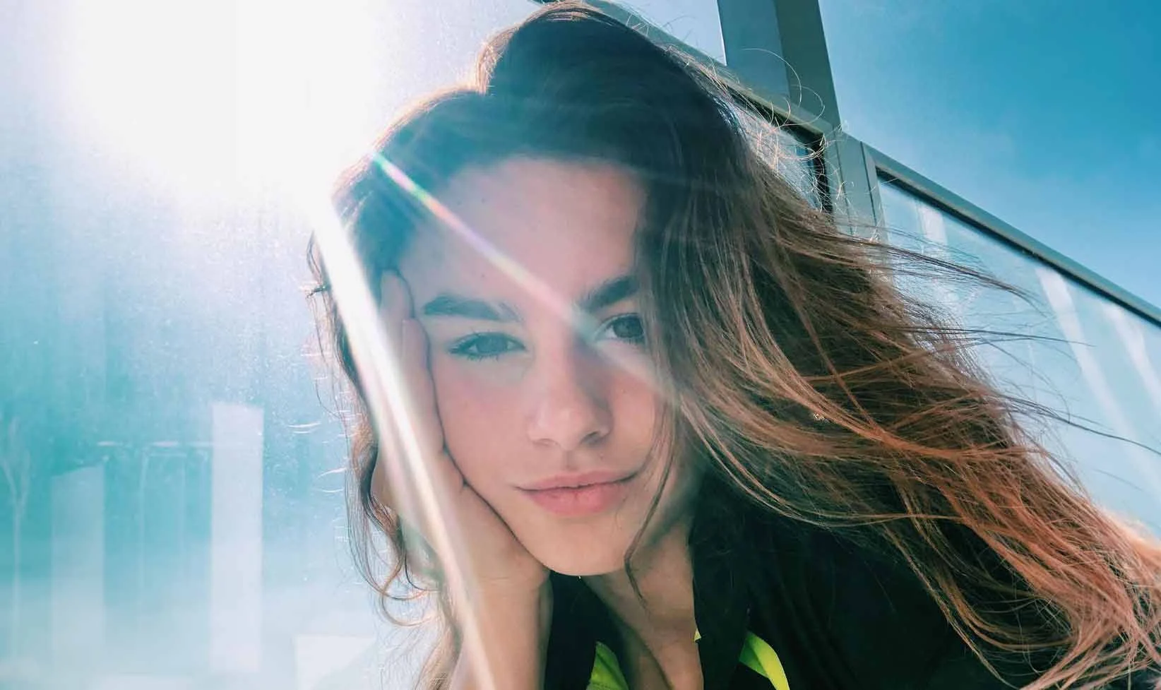 FOTO'S: Brugklas-actrice May Hollerman deelt een spiegelfoto in haar ...